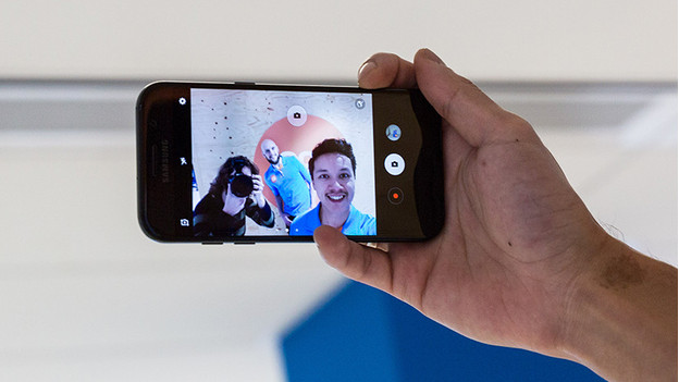 Expert review of the Samsung Galaxy A5 (2017) - Coolblue - anything for ...