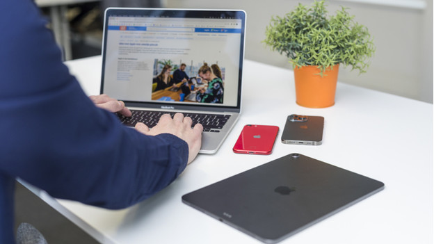 How do you choose the best business iPhone? - Coolblue - anything for a ...