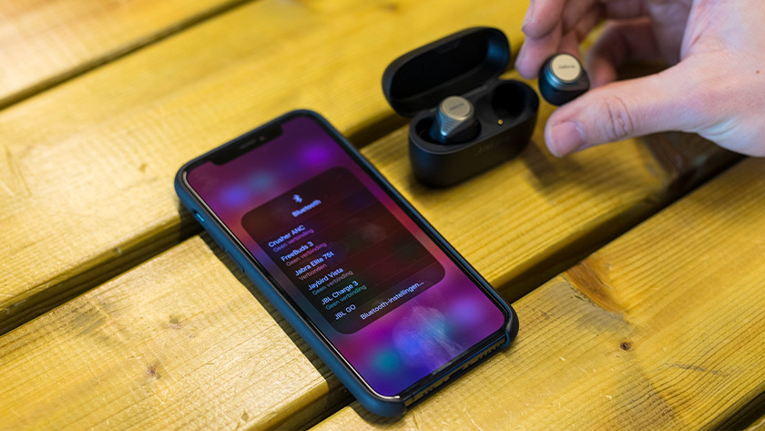 How do you solve a crackling noise with your Jabra earbuds? - Coolblue ...