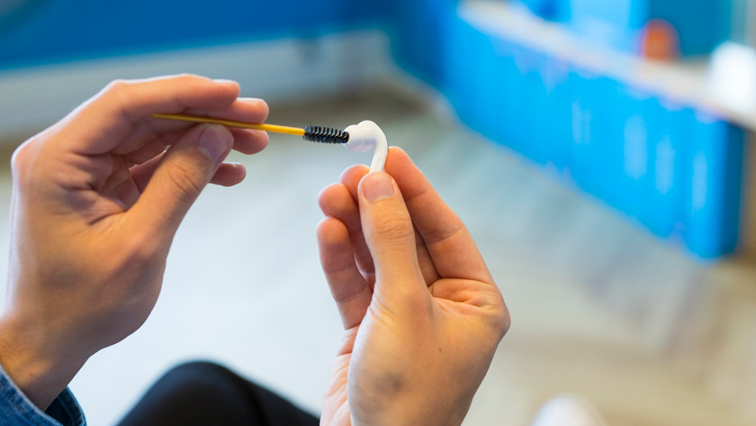 Hoe maak je AirPods schoon met de KeyBudz cleaning kit? - Coolblue ...