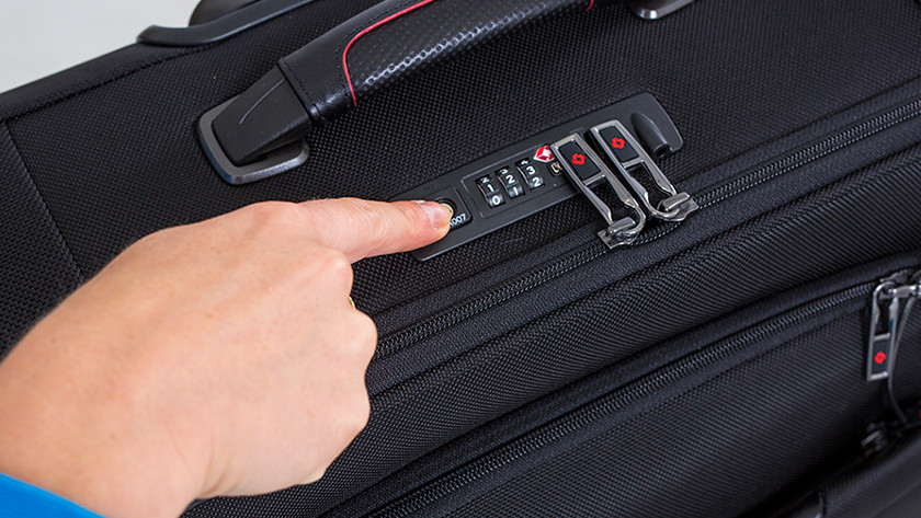 Setting a TSA lock with depressible lock - Coolblue - anything for a smile