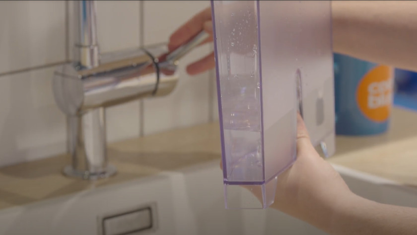 Hoe ontkalk je jouw Krups EA8110? - Coolblue - alles voor een glimlach