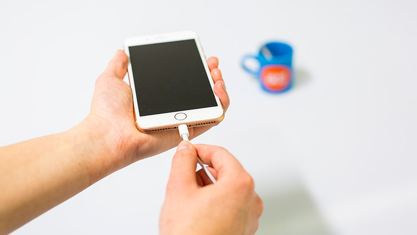 How do I clean the lightning port of my iPhone? - Coolblue - Before 23: ...