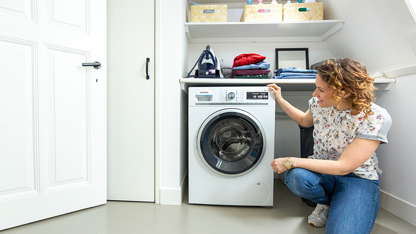 How do I lift my washing machine to the right spot? - Coolblue ...